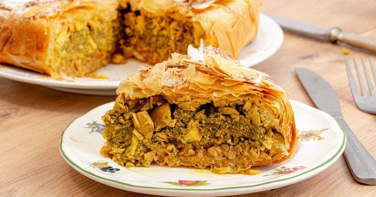 Pastela marroquí fácil, receta de pollo con pasta filo crujiente