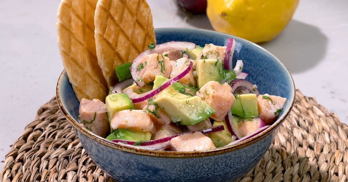 Ceviche de salmón, una versión fresca y fácil de la receta peruana