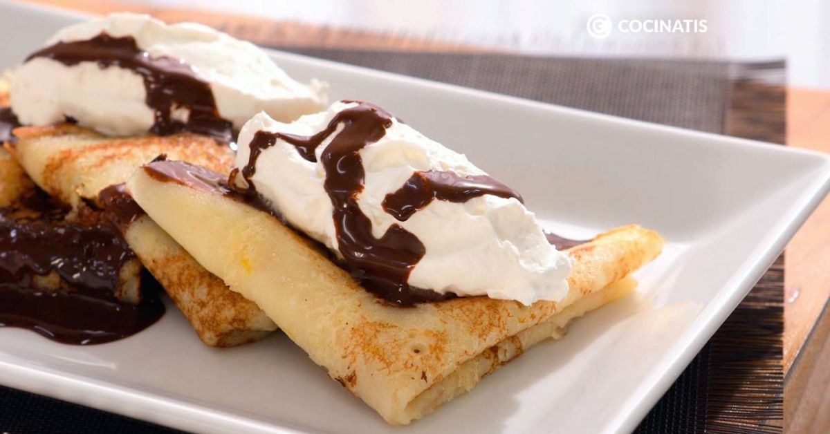 Crepes con chocolate y crema chantilly