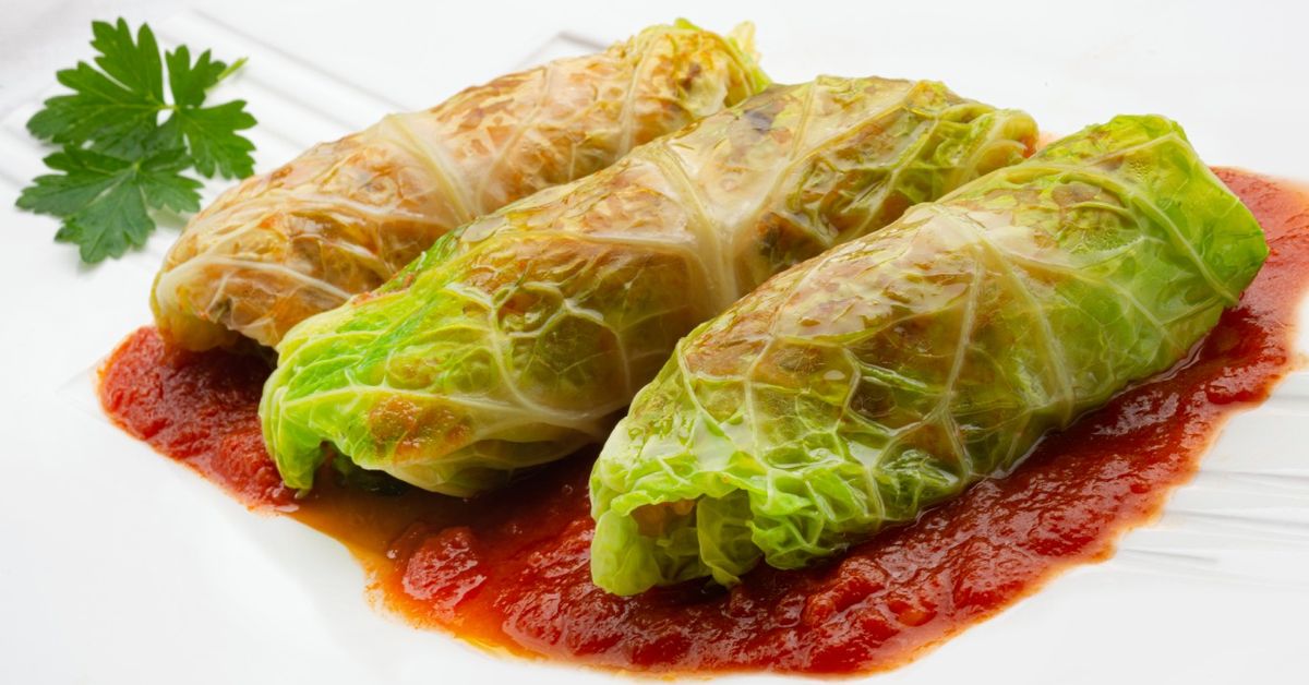 Rollitos de repollo rellenos de arroz y verduras