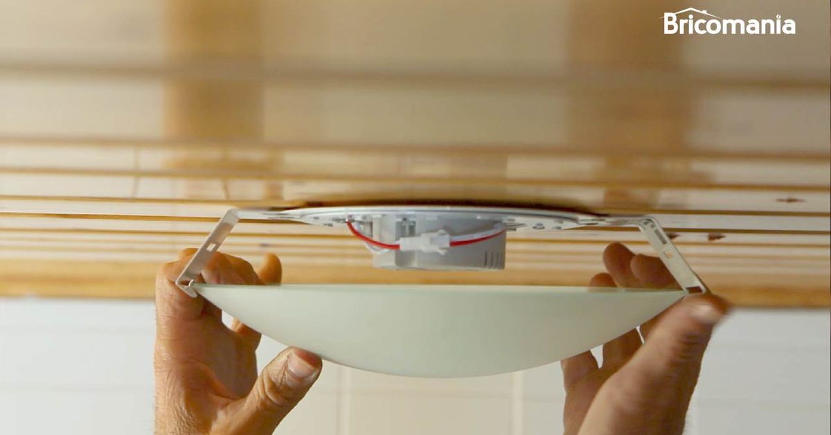 Cómo colocar un plafón con LEDs paso a paso