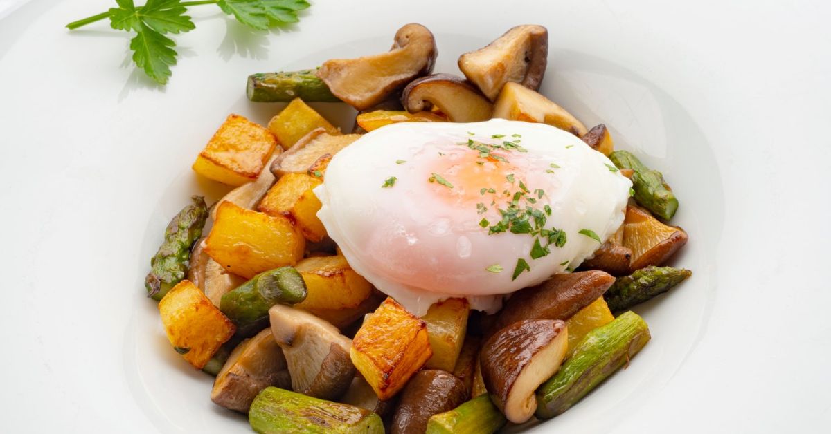 Huevo escalfado con setas, espárragos y patatas: receta de Arguiñano