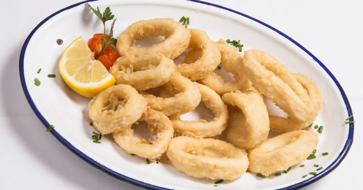 Calamares más tiernos y crujientes: el truco de la cerveza antes de freír