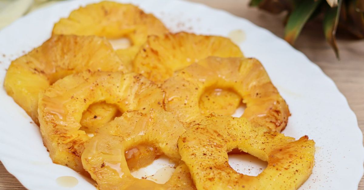 Piña asada, receta rápida e irresistible con canela | Cocinatis