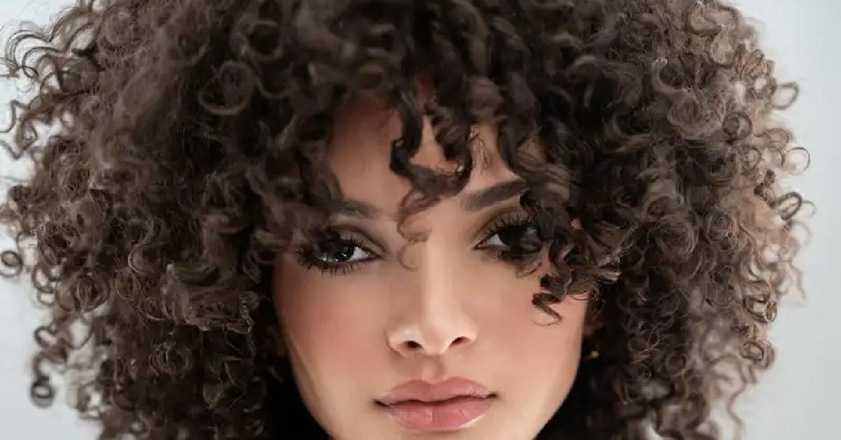 Flequillos para pelo rizado: estilos que realzan tus rizos y ...