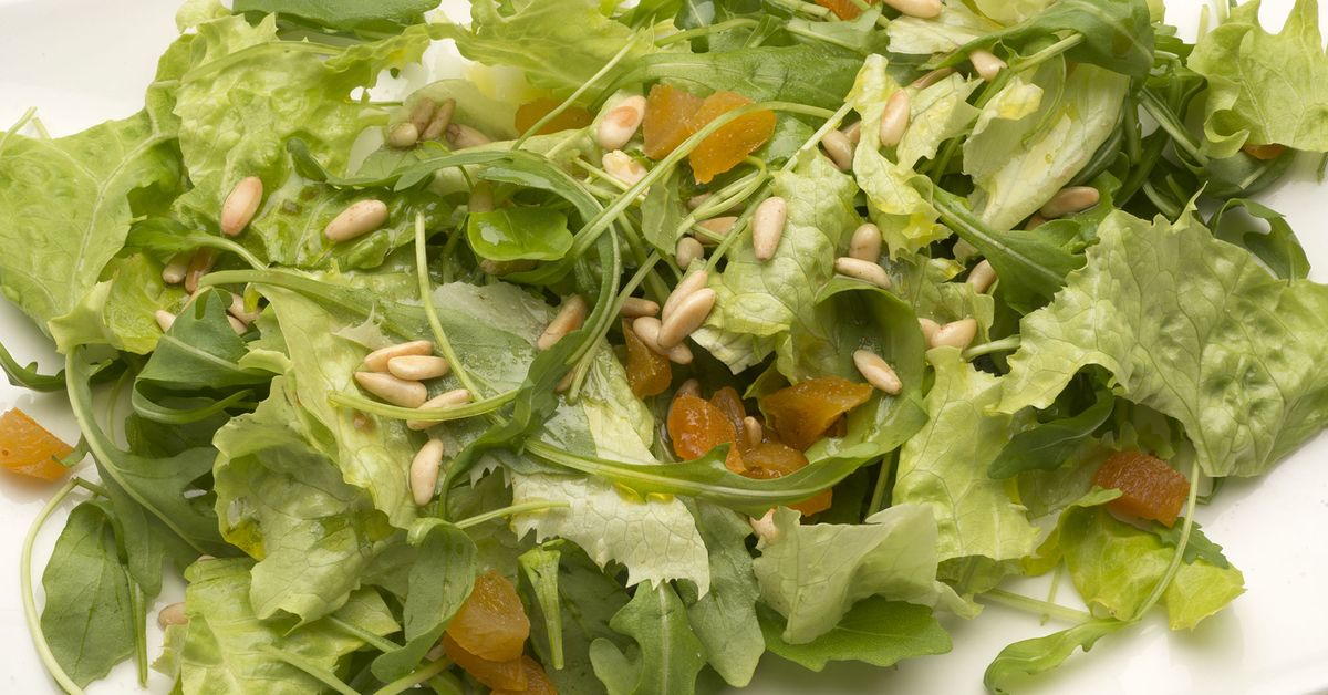 Ensalada de lechuga y rúcula con orejones y piñones de Karlos Arguiñano