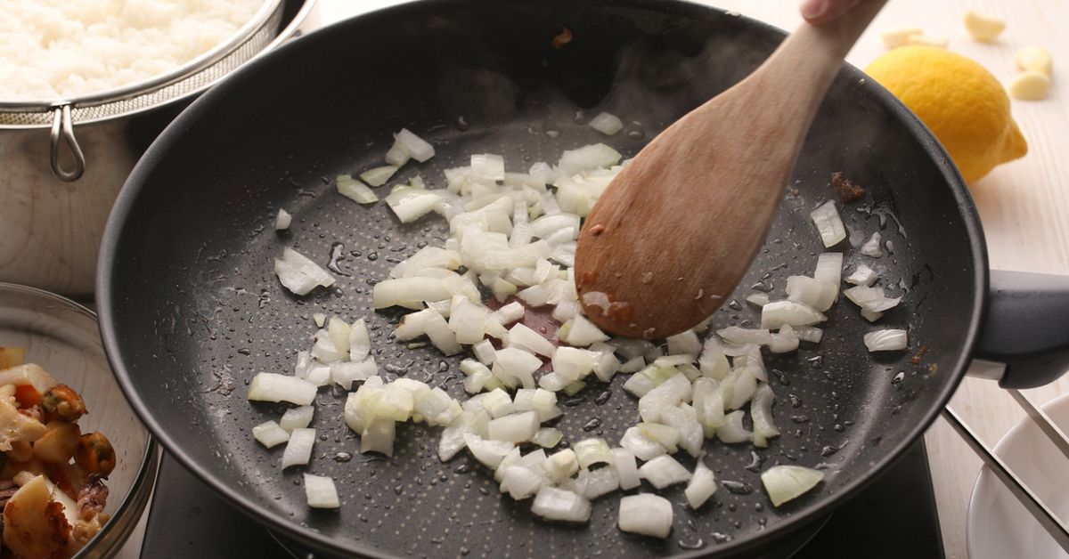 Cómo sofreír ajo y cebolla sin fallar: el orden correcto para un ...